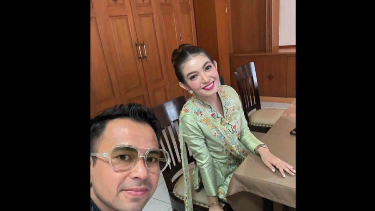 Potret Selvi Ananda Tampil Berkebaya Hijau, Tak Segan Ambilkan Nasi ...