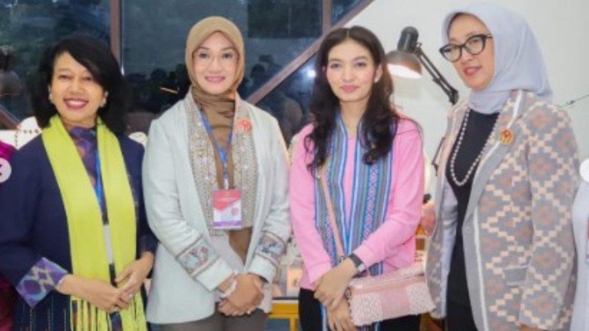 5 Potret Selvi Ananda Kunjungi Lombok, Belanja Kain Premium hingga Rp ...