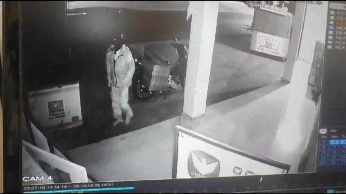 TEREKAM CCTV, Aksi Maling Bobol Toko Pinggir Jalan di Kudus, Angkut ... TEREKAM CCTV, Aksi Maling Bobol Toko Pinggir Jalan di Kudus, Angkut ...