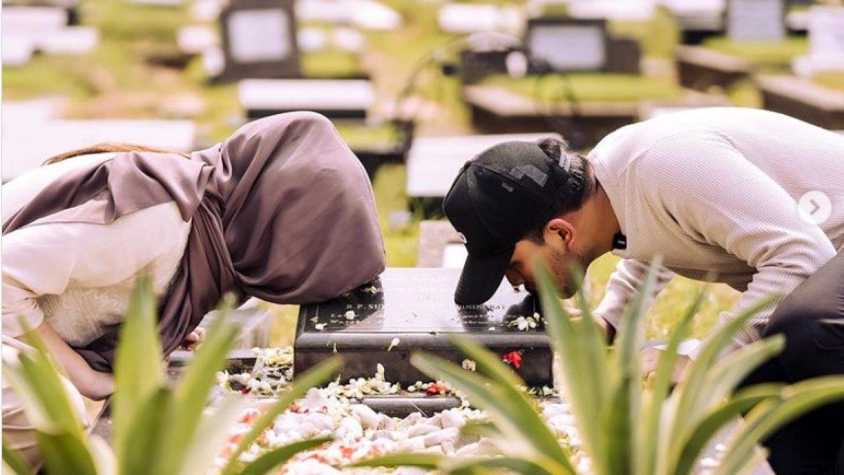Potret Thariq Halilintar Kunjungi Makam Adjie Massaid, Minta Izin Nikahi Aaliyah: Tertulis di ...