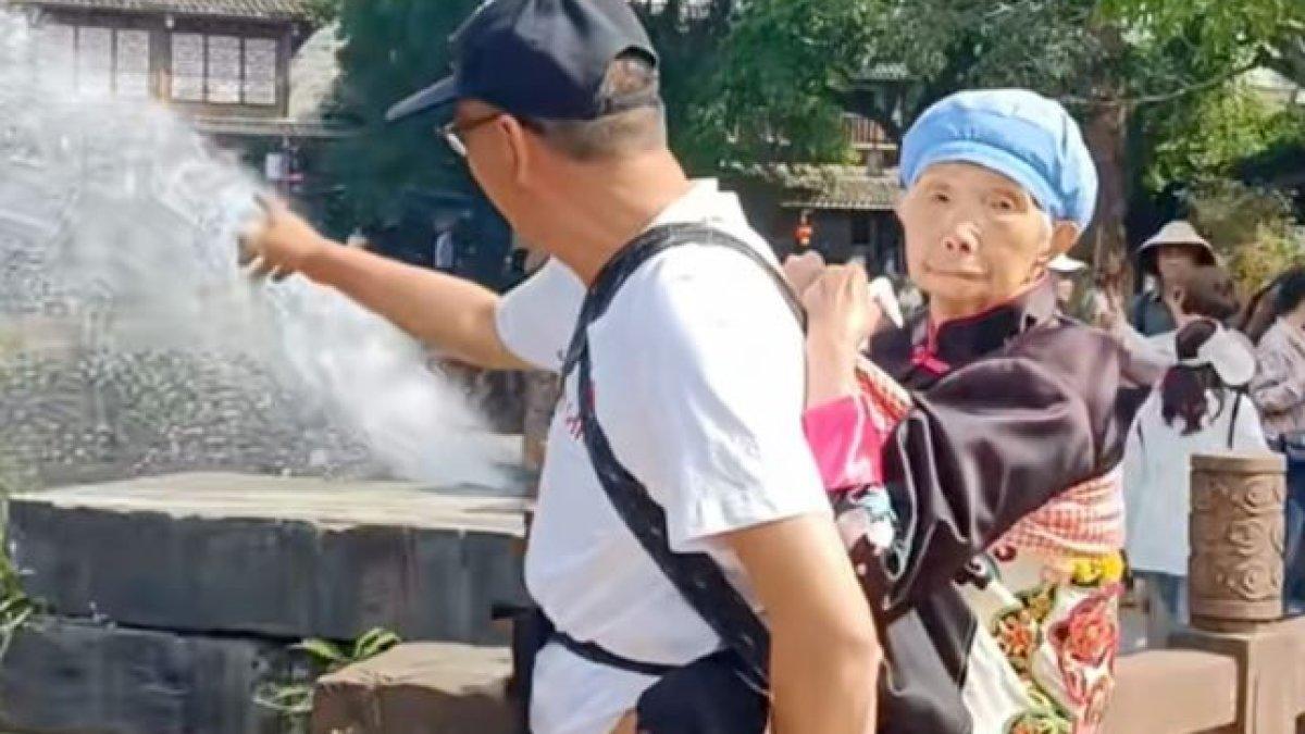 Menyentuh Hati! Terekam Aksi Pria di China Gendong Ibunya yang Lumpuh ...