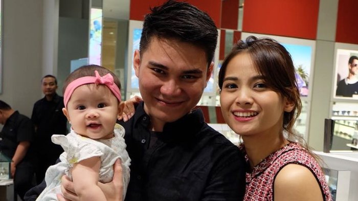 50 Hari Tak Bertemu, Begini Potret Mengharukan Pertemuan Suami Acha ...