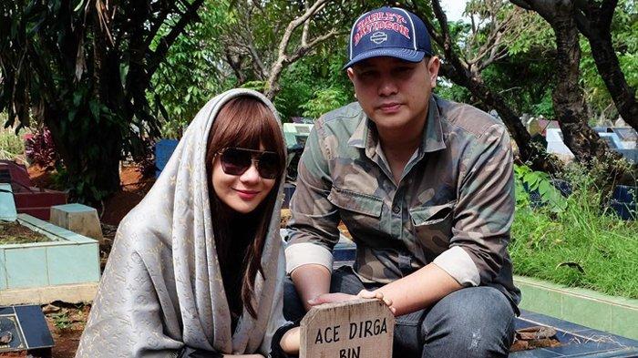 Setelah 5 Bulan, Istri Gilang Dirga Baru Berani Ziarah ke Makam Sang ...