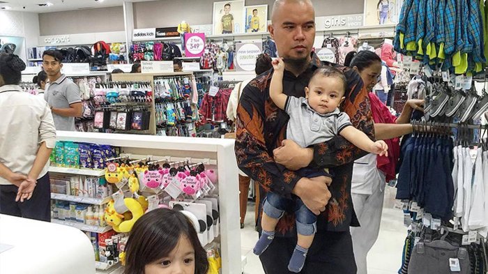 Ahmad Dhani Unggah Foto Lagi Ngajak Anak Jalan-jalan, Netizen Salfok ke ...