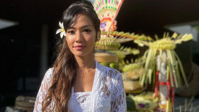 Masih Ingat Penyanyi Shanty Paredes? Kini Jalani Ritual Melaspas di ...