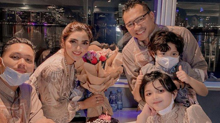 Anniversary Pernikahan di Dubai, Ashanty & Anang Terharu Diberi Kejutan Anak-anak di Atas Kapal ...
