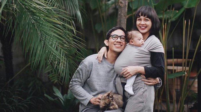 Serasi! Penyanyi Cantik Ini Tampil Kompak dengan Sang Suami Pakai Baju ...