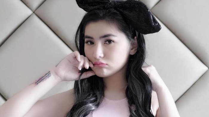 POPULER - Potret Angela Lee Dipijit Kakek Sugiono Viral, Pria Pernah Dicari Vanessa Angel di ...
