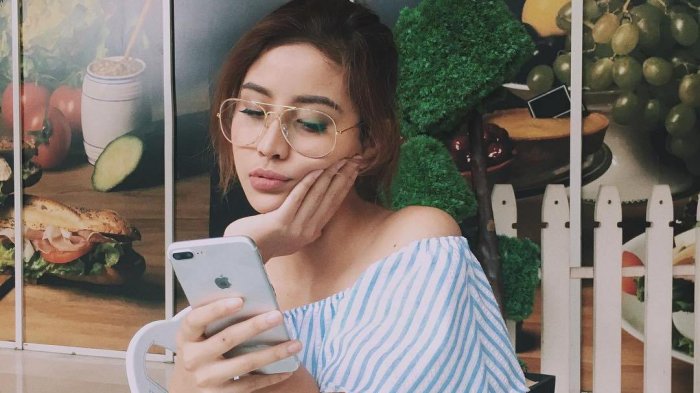 Awkarin dan Gaya Hidupnya yang Paling Bikin Melongo: Tato, Dugem, Rokok ...