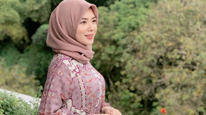 Ayana Jihye Moon - Datang ke Indonesia, 5 Gaya Hijab Si Cantik Eks Girlband Korea Sangat ...