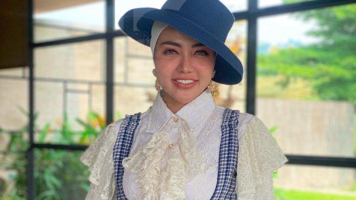 Bella Shofie Nangis Sesengukan saat Berbagi Uang di Jalanan, Singgung Arti Bersyukur ...