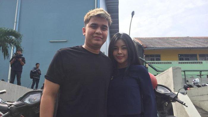 Mantap Kenalkan Elvia Ceroline Pada Keluarga, Billy Syahputra ...