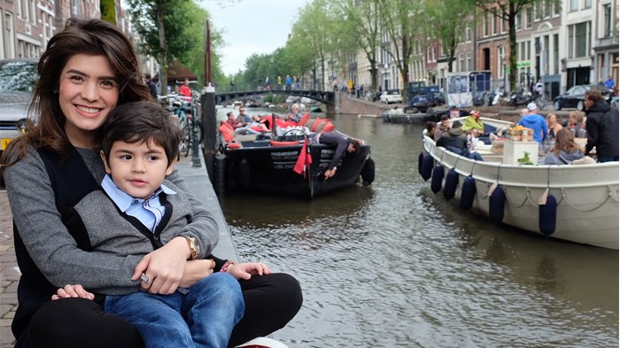 Duduk Cantik di Depan Hamparan Bunga, Carissa Puteri Bikin Netizen Iri ...