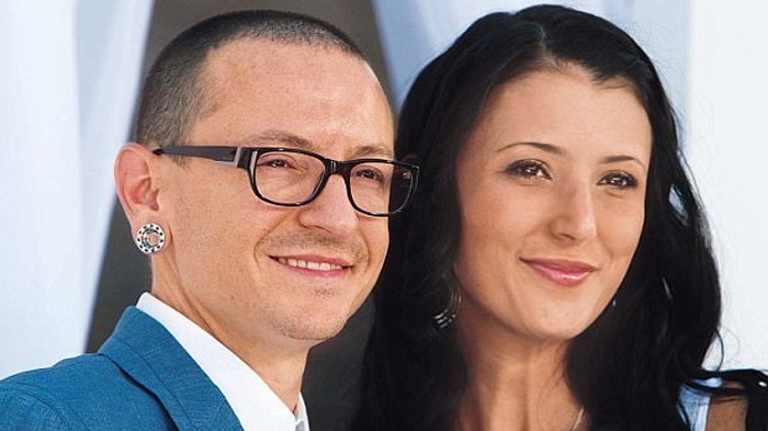 Chester Bennington Bunuh Diri - Beginilah Nasib Istri dan Anak-anak ...