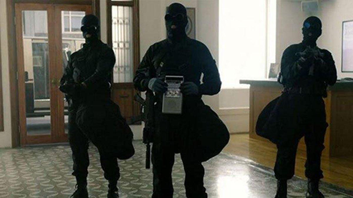 Sinopsis Film Draggerd Across Concrete, Bioskop Trans TV 7 September ...