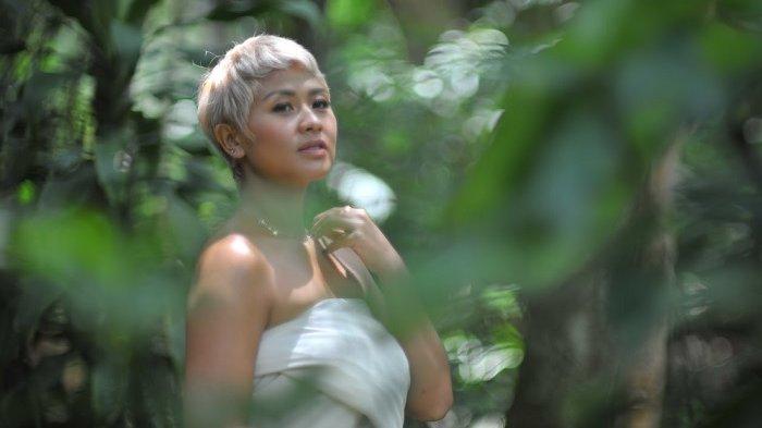 Dira Sugandi Kembali! Rilis Ulang Lagu Satu Cinta Ciptaan Candra ...