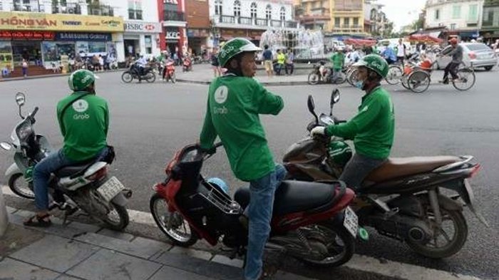Tak Seperti Indonesia, Ojek Online di Negara Ini Cuma Pakai Helm Batok ...