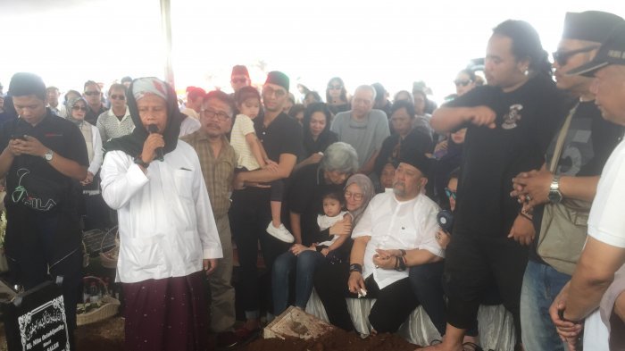 Tangis Putri Indro Warkop Pecah di Samping Pusara Sang Mami Pasca Nita ... Tangis Putri Indro Warkop Pecah di Samping Pusara Sang Mami Pasca Nita ...