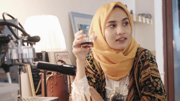 Chic Banget! 5 Inspirasi Style Hijab Boho Ala Selebgram Dwi Handayani, Berani Coba ...