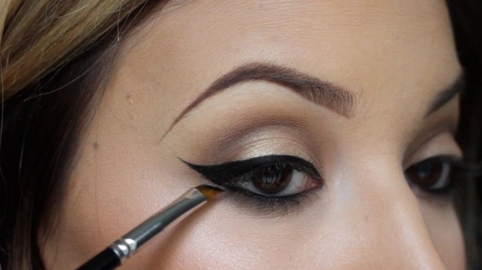 Cewek Wajib Tahu! 5 Jenis Kuas Eyeliner dan Kegunaanya Ini Membantumu ...