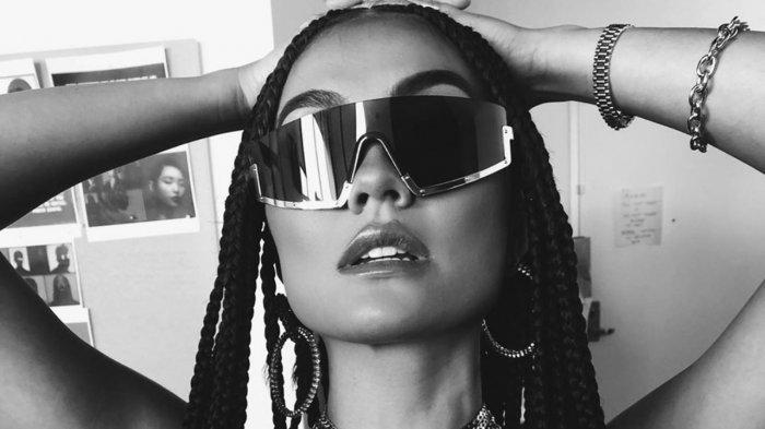 Gaya Rambut Cornrow-nya Tuai Pro dan Kontra dari Netizen, Agnez Mo Beri ...