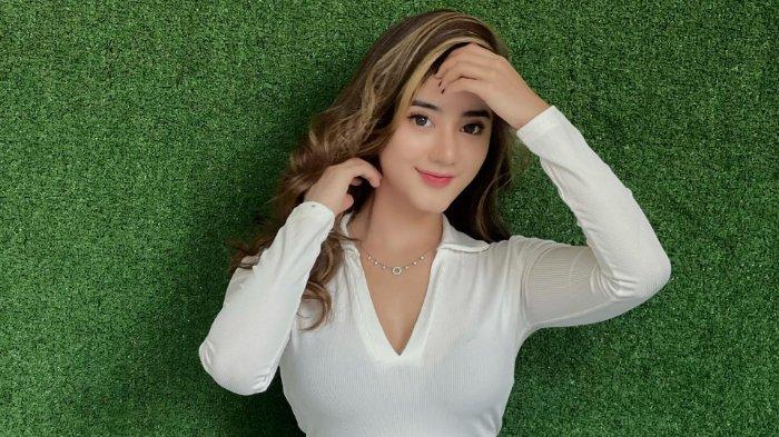 Tampil Garang Pegang Senjata, Momen Ghea Youbi Latihan Tembak Curi ...