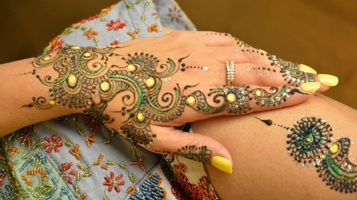 7 Hiasan Henna Terbaik dengan Gliter, Warnanya Lebih Hidup dan Blink ...