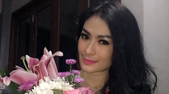 Iis Dahlia Shopping di Singapura Pakai Baju Model Begini, Netizen ...