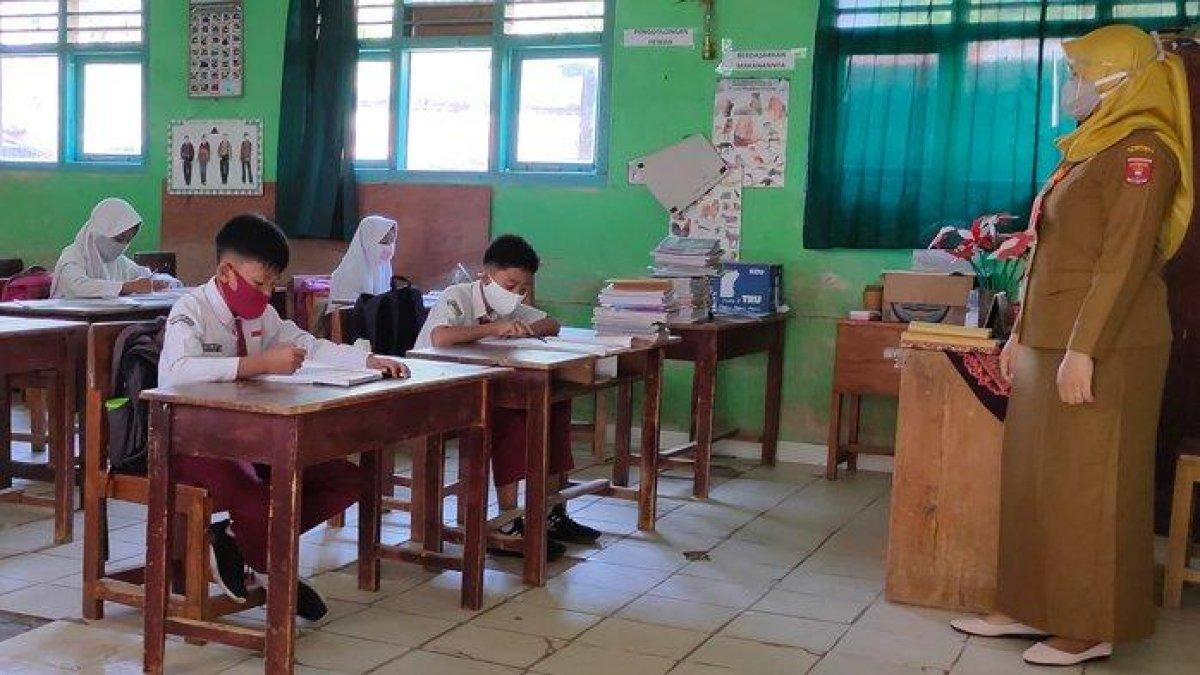 NASIB PILU Guru Honorer di Jakarta Timur Terima Upah Rp 300 Ribu ...
