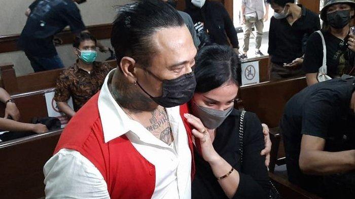 Berharap Jerinx Bebas setelah Sidang Vonis, Nora Alexandra Peluk Suami ...