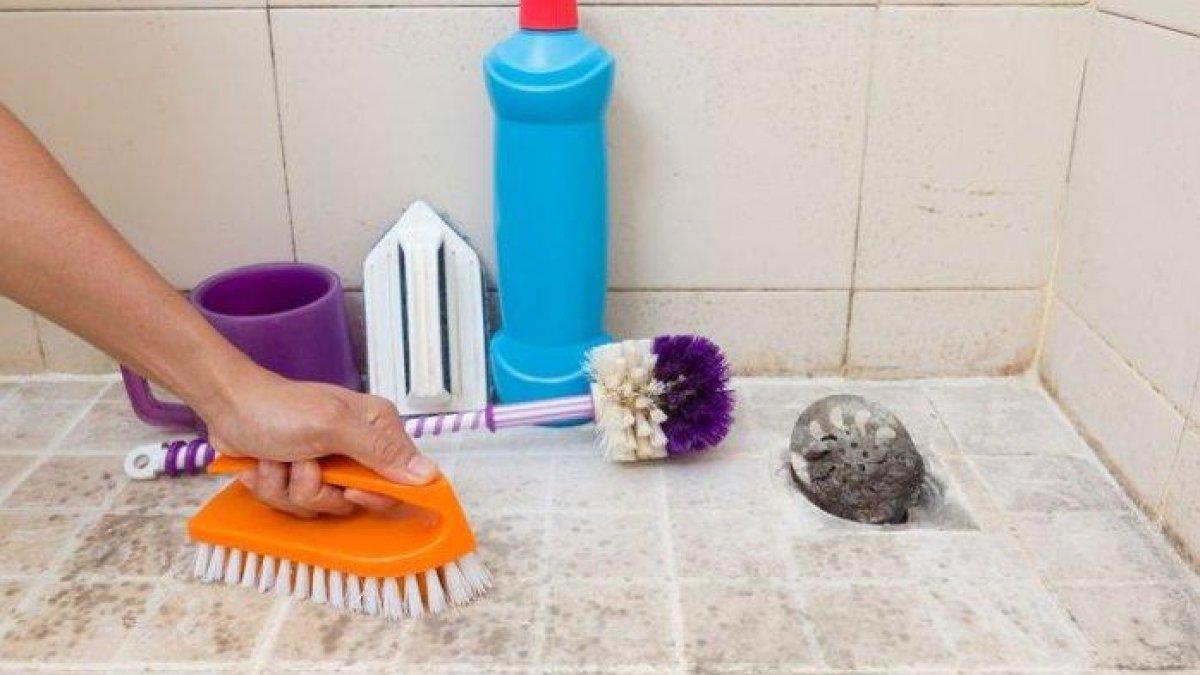 5 Cara Mengatasi Bau Pesing di Kamar Mandi Dengan Bersihkan Kamar Mandi ...