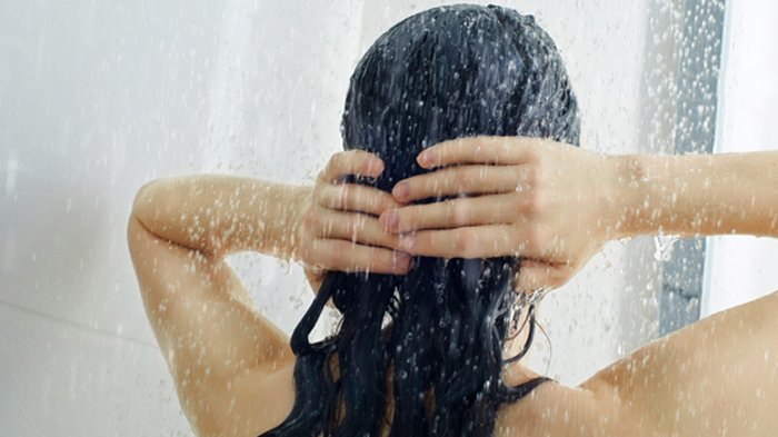 5 Cara Cepat Mengeringkan Rambut Tanpa Hair Dryer, Tidak Membuat Rambut ...