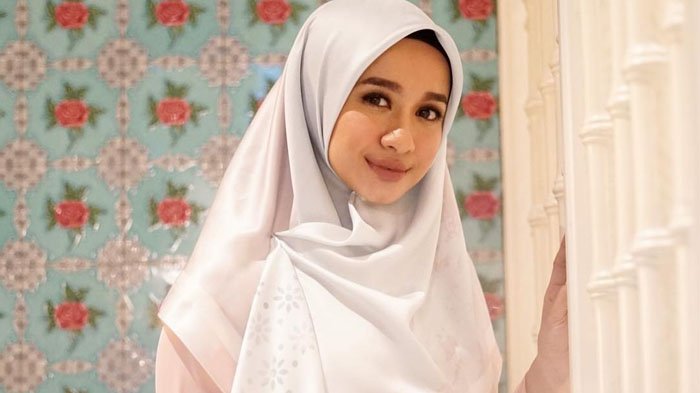 Resmikan Cabang Bandung Makuta, Penampilan Sederhana Laudya Cynthia ...