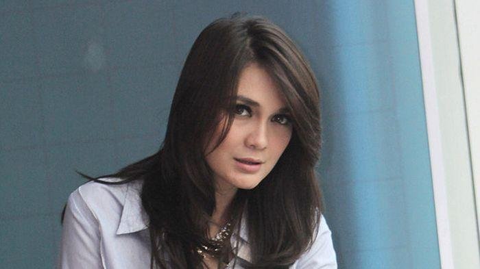 Turut Serta Dalam Gelaran Jakarta Fashion Week 2017, Luna Maya Dibantu ...