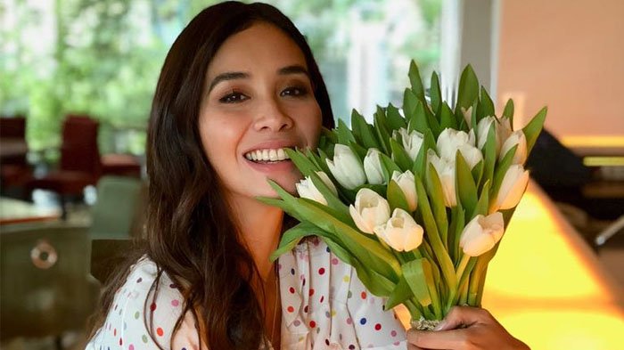 Modelnya Terlihat Biasa, Mini Dress yang Dipakai Marsha Timothy Ini ...