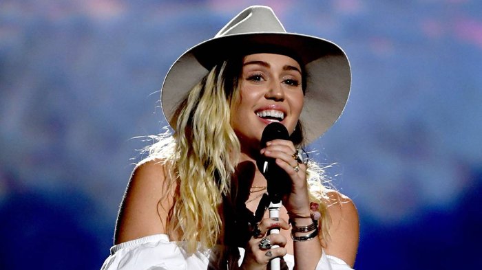 Totalitas! Begini Penampilan Miley Cyrus yang Country Banget Saat ...