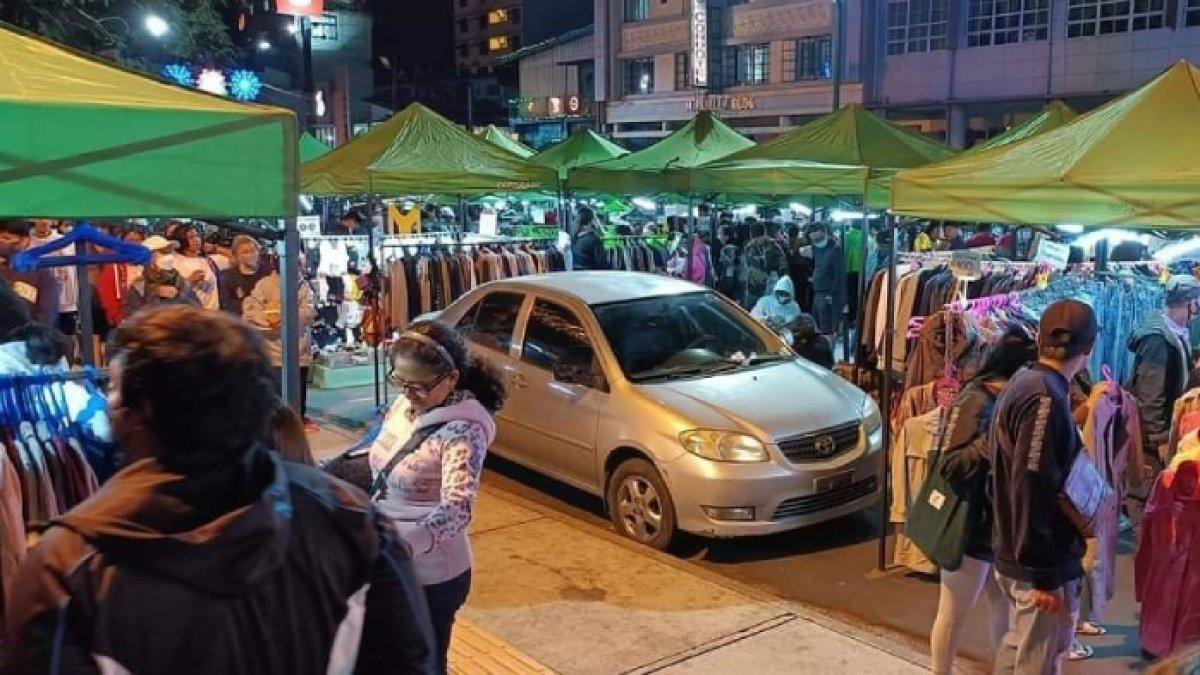 Salah Tempat Parkir, Mobil Ini Terjebak di Tengah Pasar Malam: Sopir ...