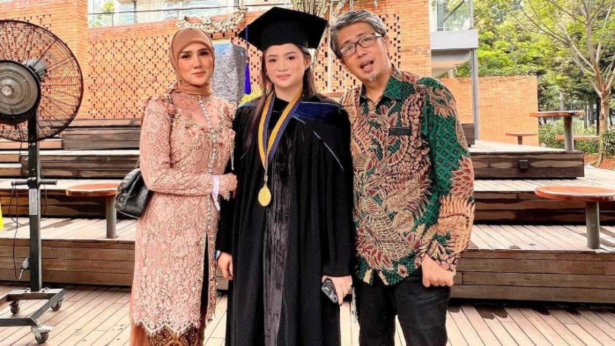 Potret Kompak Mulan Jameela dan Mantan Suami Hadiri Wisuda Sang Anak, Momen Harmonis Jadi ...