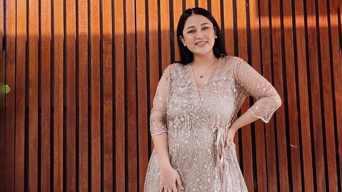 Mutia Ayu Ikut Unggah Foto Oplas Challenge, Istri Mendiang Glenn Fredly ...
