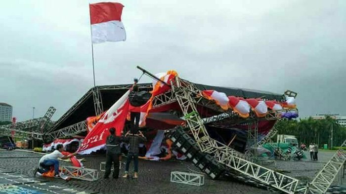 Waduh, Panggung yang Diduga untuk Acara Reuni 212 di Monas Ambruk ...