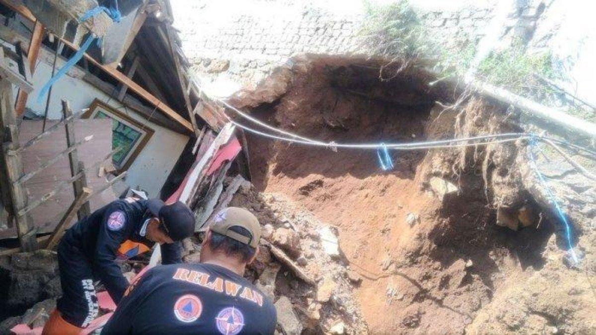 INNALILLAHI Pasutri Tewas Tertimbun Longsor di Tasikmalaya, Korban Terseret 200 Meter, Rumah ...