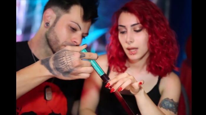 Pasangan ‘Vampire’ Ini Minum Darah Masing-masing Sebagai Tanda Cinta ...