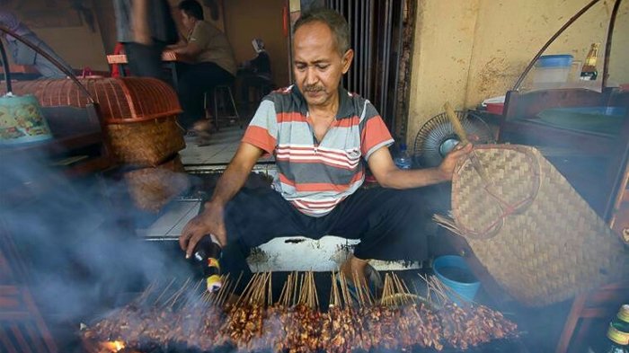 Kisah Tukang Sate Ini Berhasil Menginspirasi Dan Menohok Ribuan Netizen ...