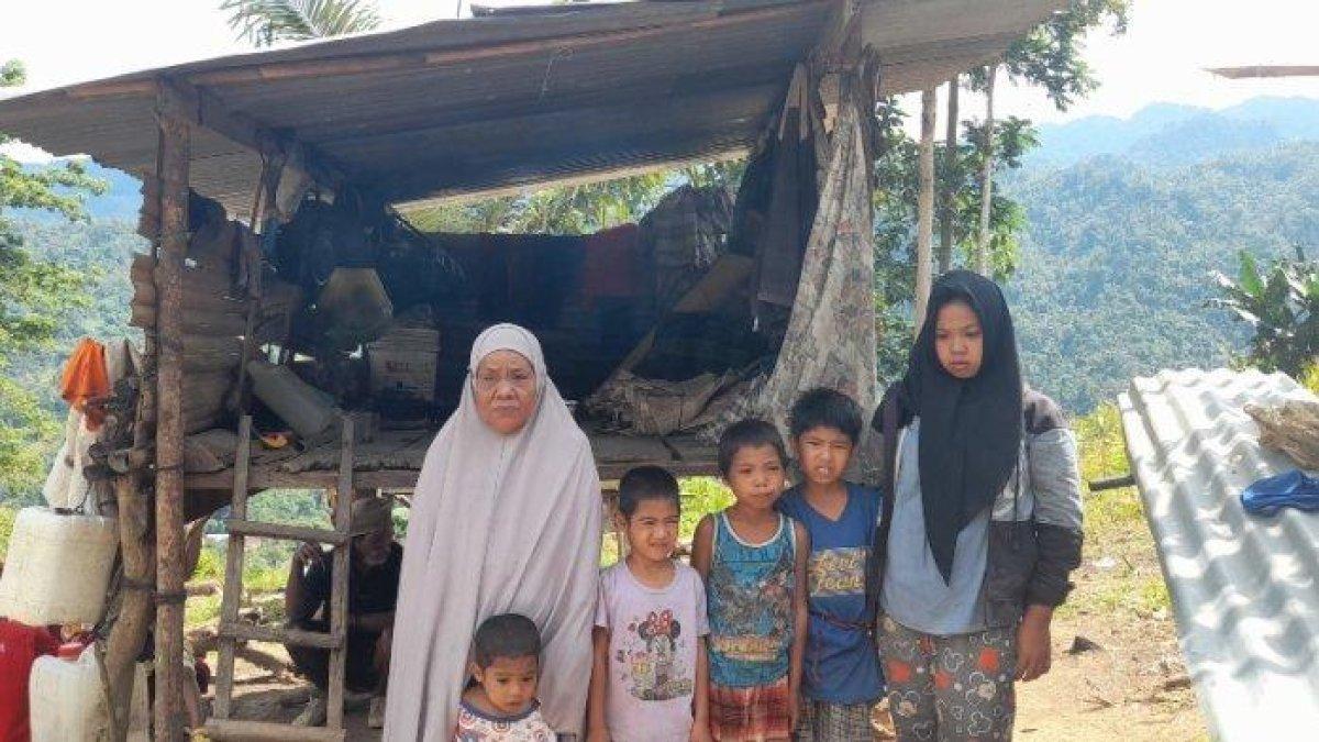 MIRIS 5 Bersaudara Tinggal di Gubuk Reot di Kebun Peninggalan Mendiang ...