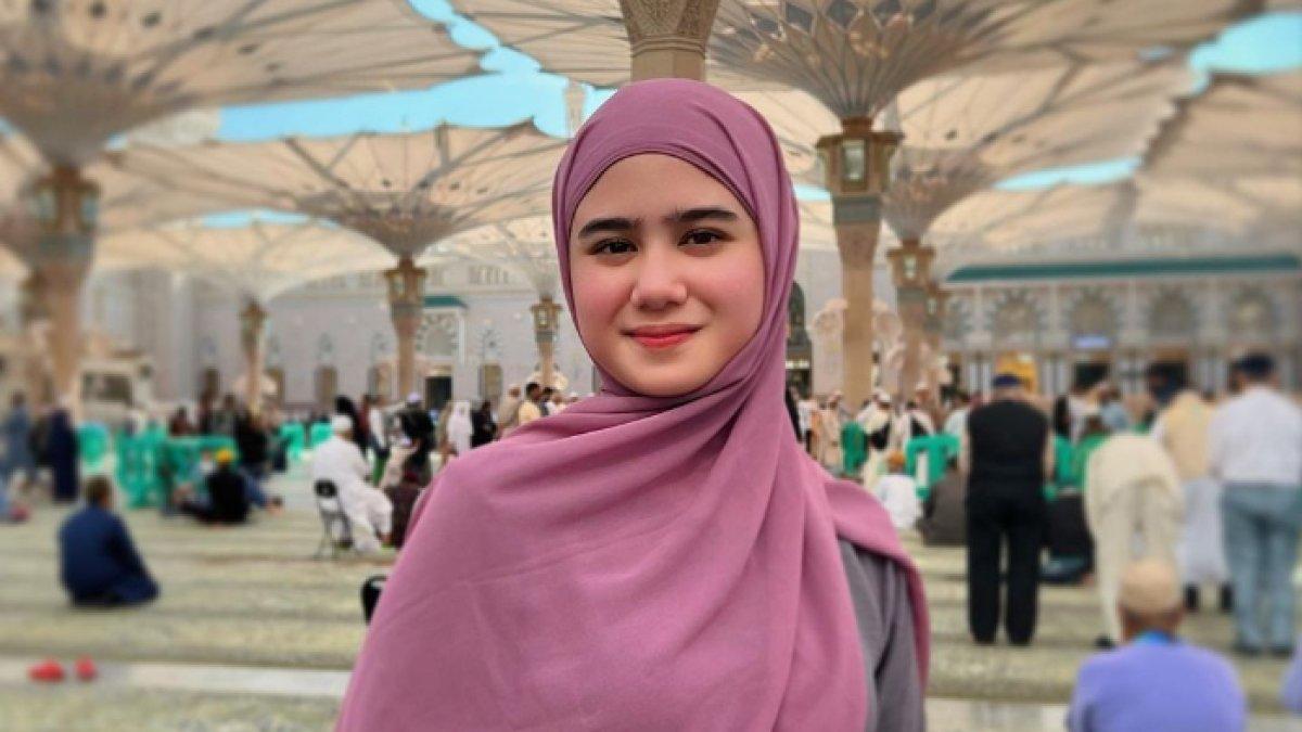 Pesona Tissa Biani Saat Jalani Umrah, Penampilan Anggun Pakai Hijab ...