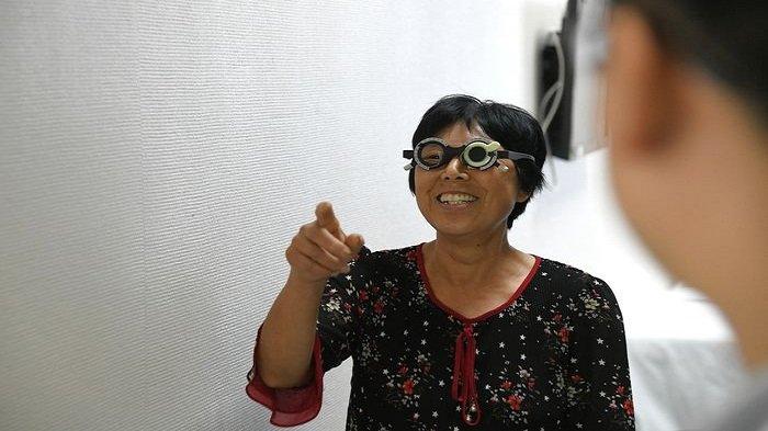 Perempuan Ini Jadi Manusia Pertama Penerima Transplantasi Kornea Mata ...