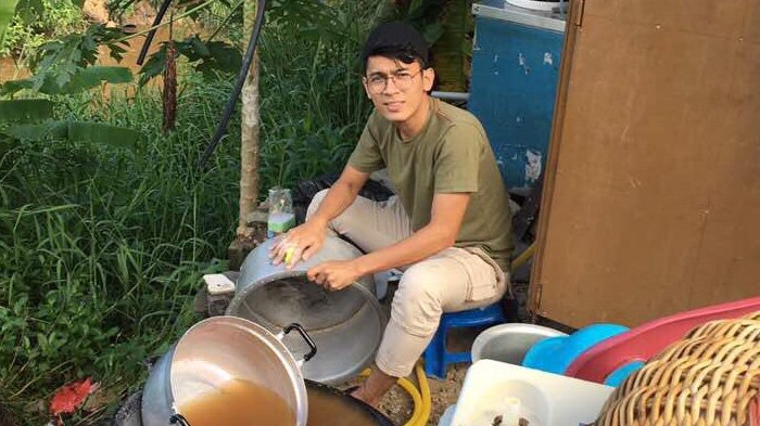 Foto Pria Ganteng Sedang Nyuci Piring ini Mendadak jadi Viral, Bikin ...