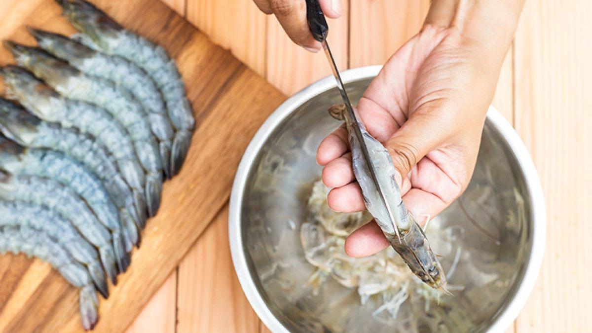 5 Cara Mudah Kupas Kulit Udang Dengan Cepat, Keluarkan Isi Perut Udang ...