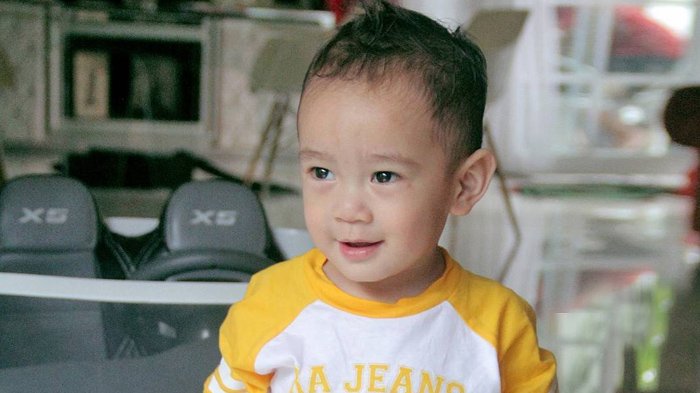 Jadi Balita Terseleb 2017, Begini Gaya Gemas Rafathar Saat Pegang Piala ...