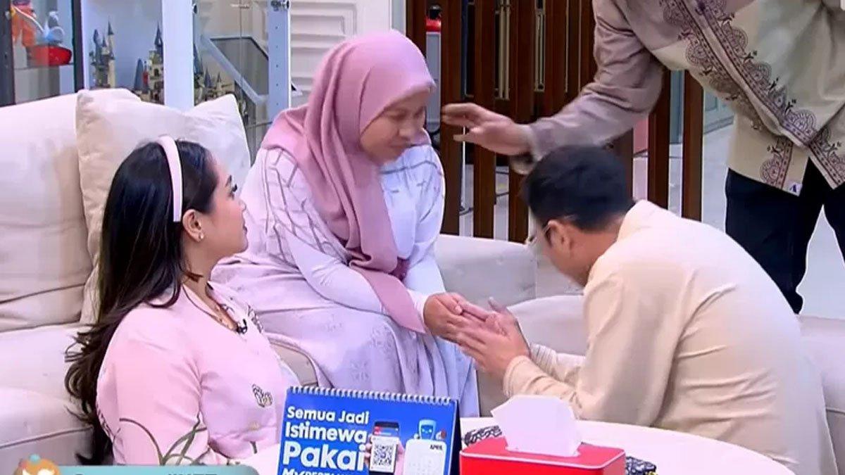 'Makasih Jagain Rayyanza' Raffi Ahmad Sungkem ke Sus Rini, Pengasuh Cipung Terharu : Saya Minta ...